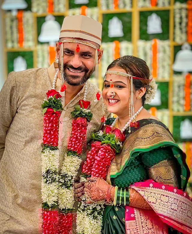 Anandi Gopal Fame Sameer Vidwans Get Married With Gf Juilee Sonalkar | दिग्दर्शक समीर विद्वांस ...